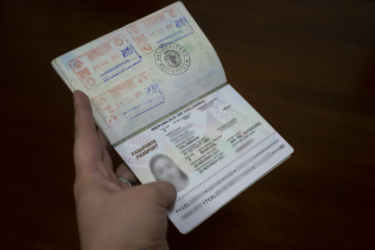 Pasaporte deteriorado desata polémica en El Dorado - Nación Colombia